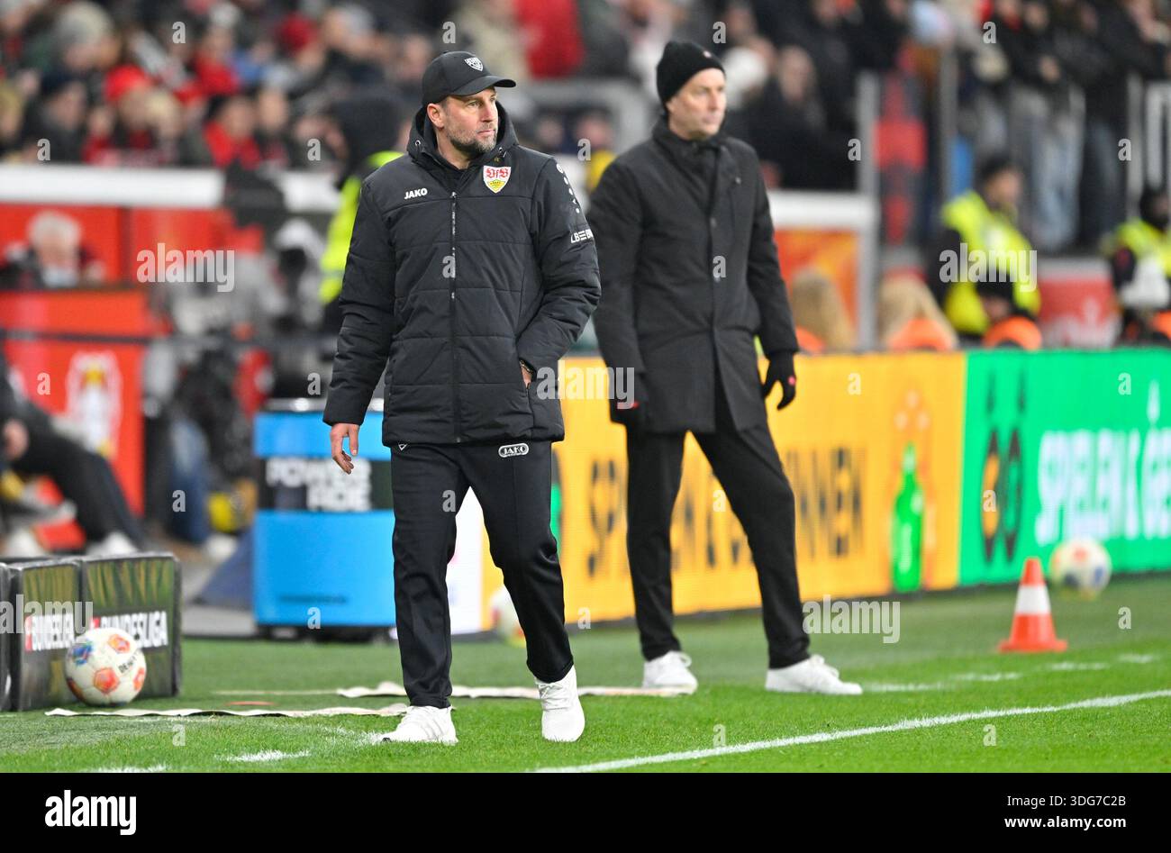 from left: Coach Sebastian Hoeness (Stuttgart), Coach Kasper Hjulmand ...