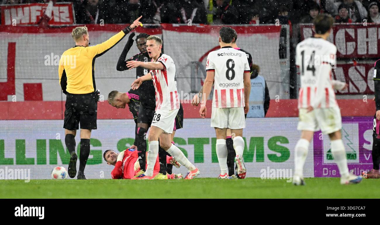 from left: referee Timo Gerach, goalkeeper Daniel Heuer Fernandes (HSV ...