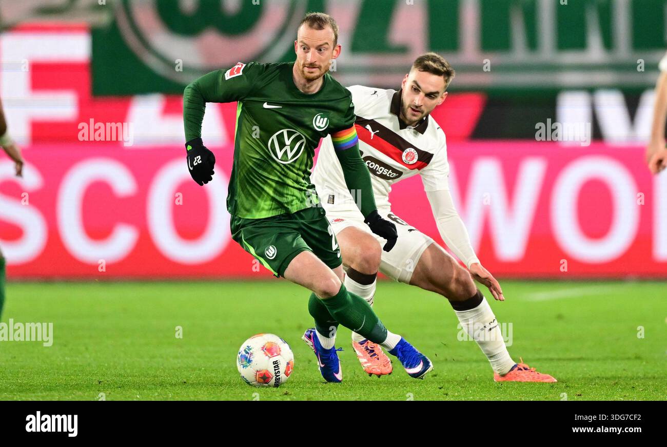 from left: Maximilian Arnold, James Sands (St. Pauli) Wolfsburg ...