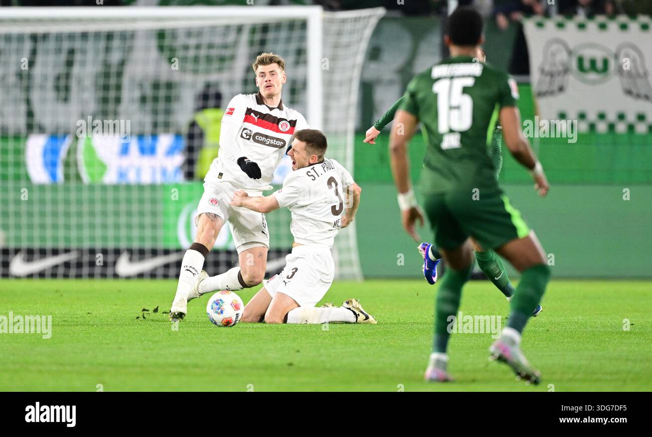 from left: Eric Smith, Karol Mets (St. Pauli) Wolfsburg, January 14 ...