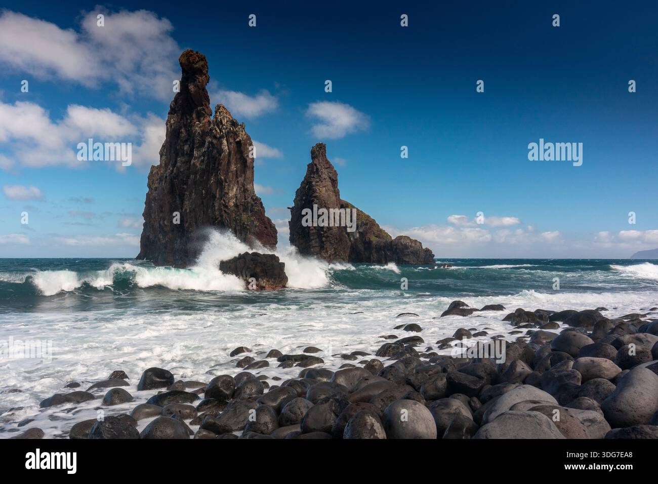 Beach scattered rock formations hi-res stock photography and images - Alamy