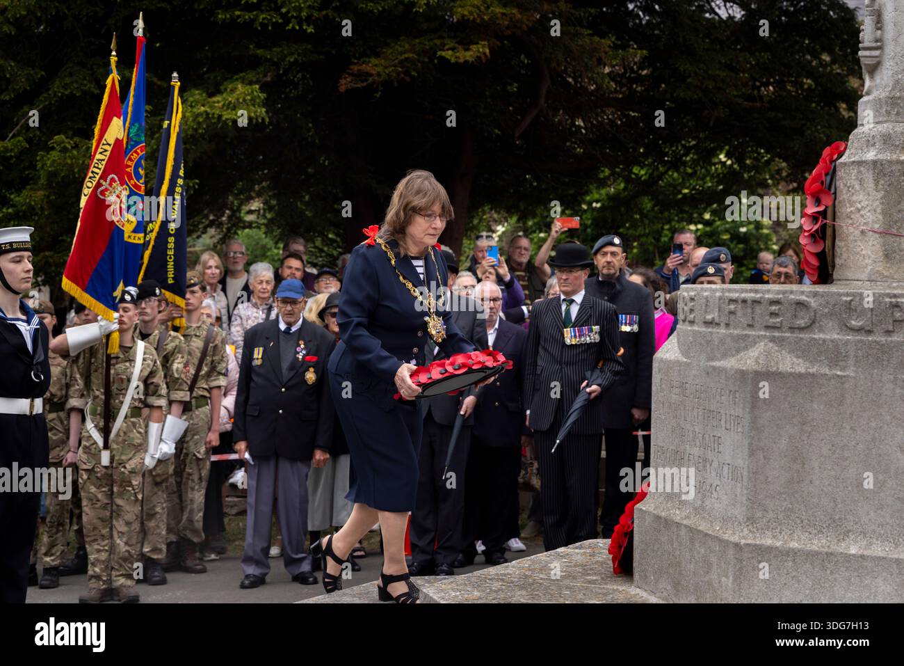 The Mayor of Ramsgate, Laurie Hudson, laying a wreath at the memorial ...