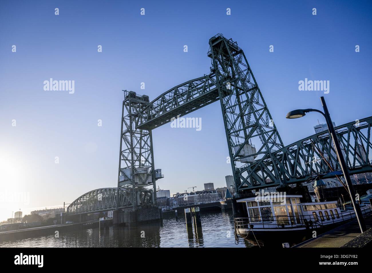ROTTERDAM - Bridge the heave in Rotterdam ROBIN UTRECHT /ANP ...