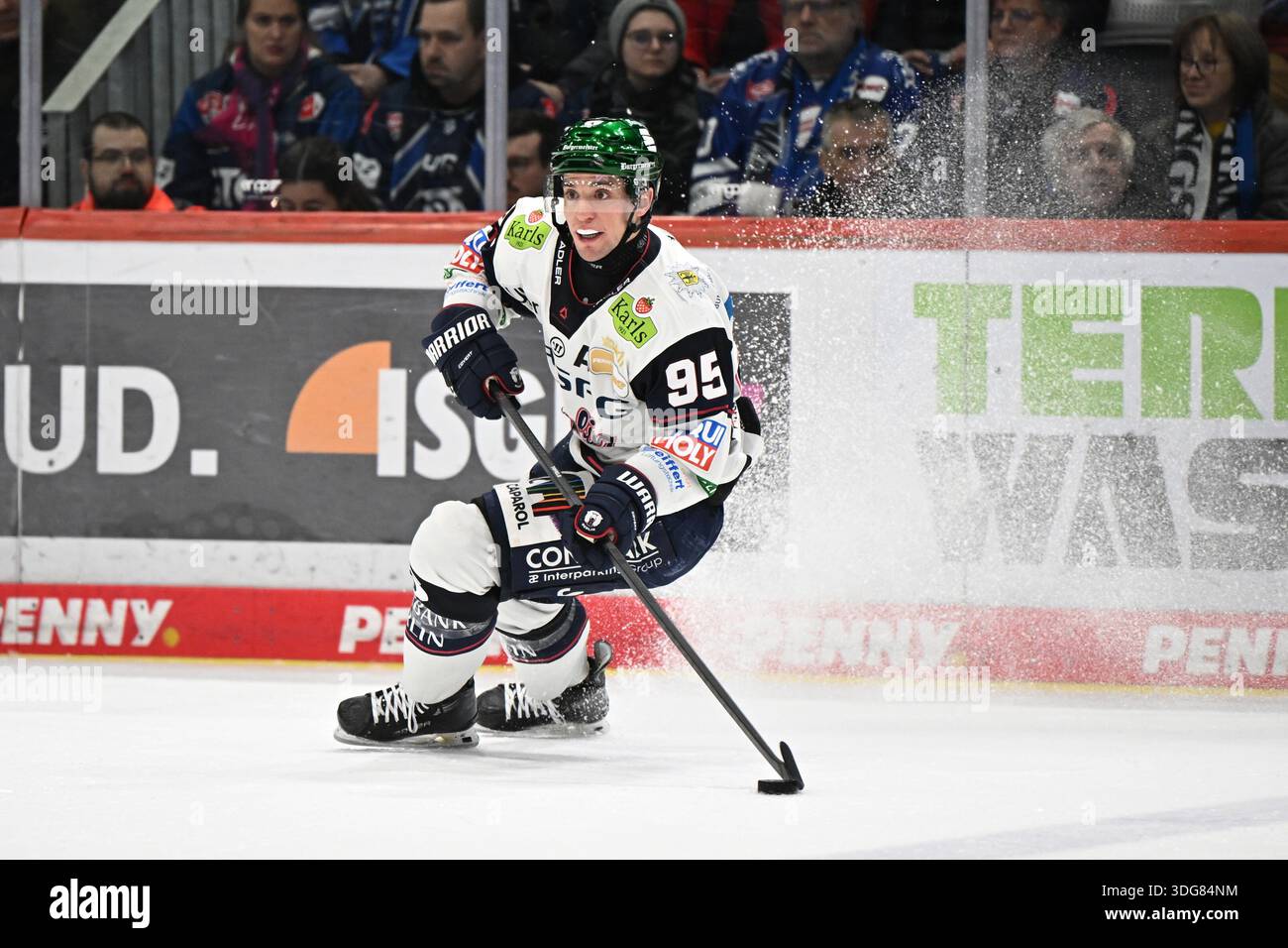 Frederik Tiffels (Eisbaeren Berlin) Schwenninger Wild Wings gegen ...