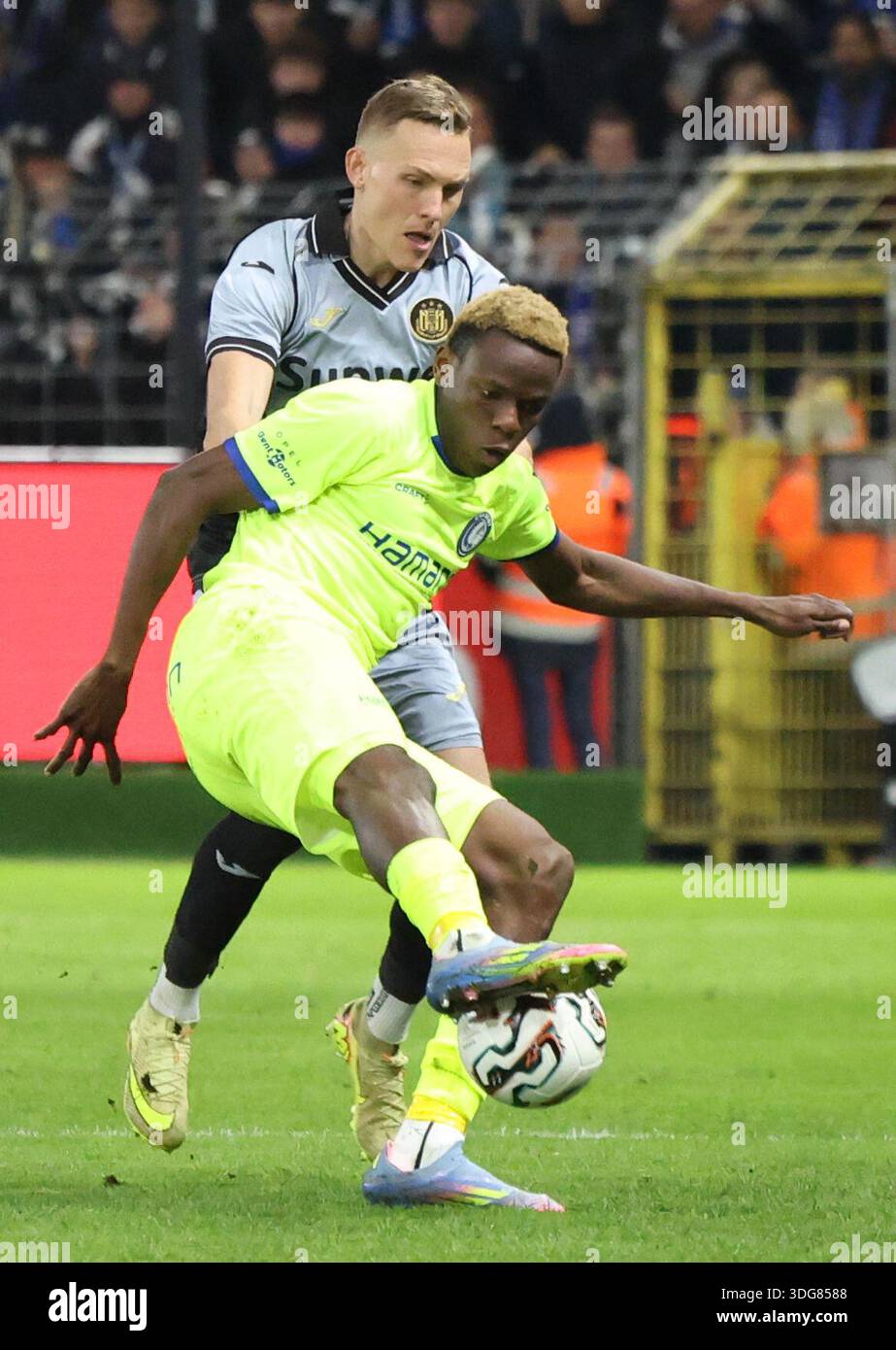 Anderlecht's Ludwig Augustinsson and Gent's Hyllarion Goore fight for ...