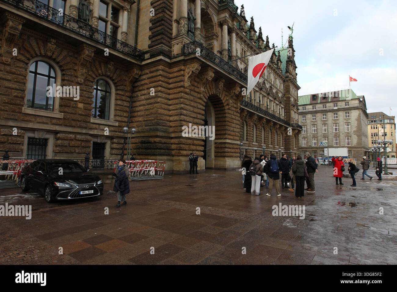 Am Balkon des Hamburger Rathauses wurde die Flagge von Japan gehisst ...