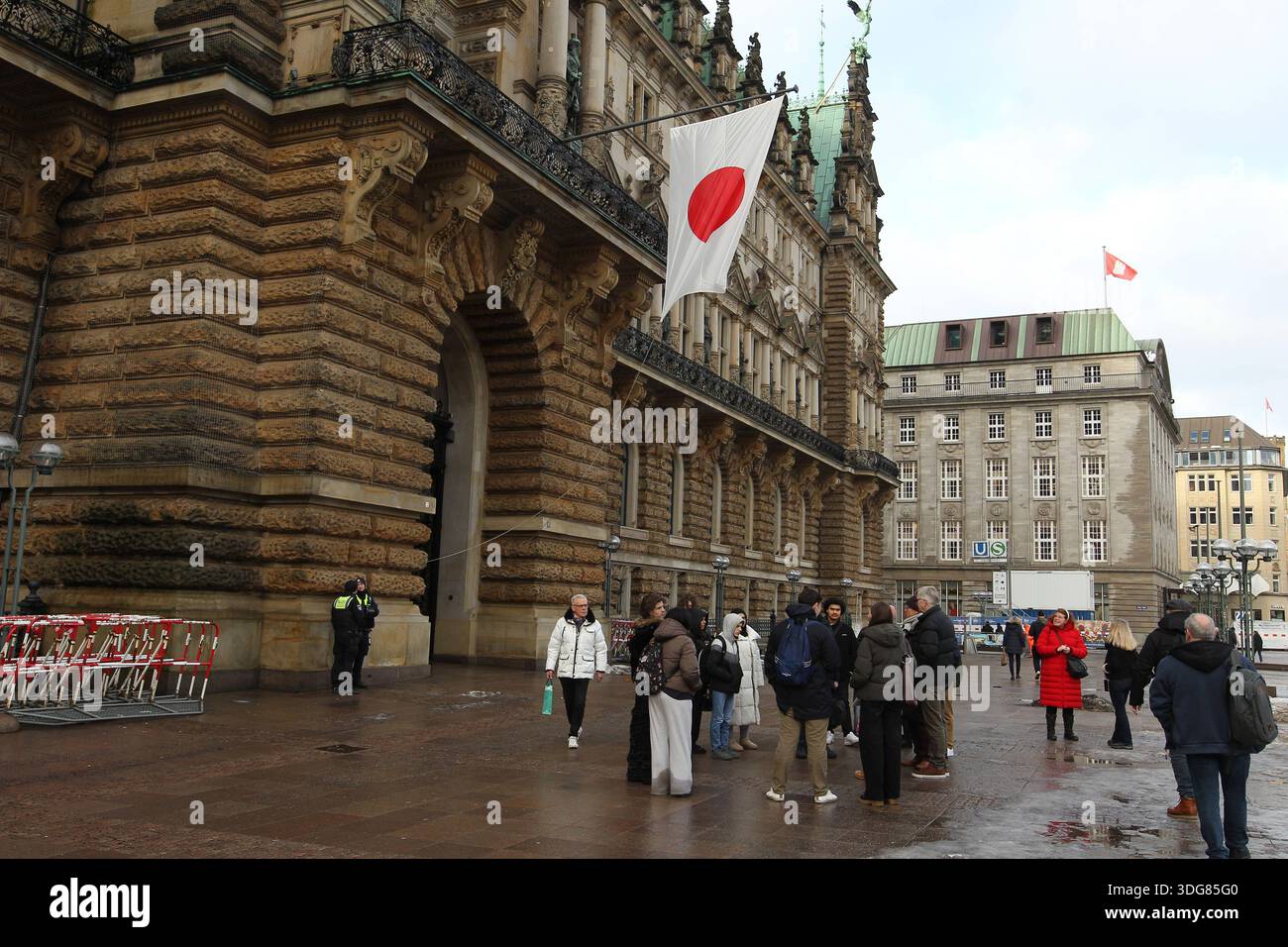 Am Balkon des Hamburger Rathauses wurde die Flagge von Japan gehisst ...