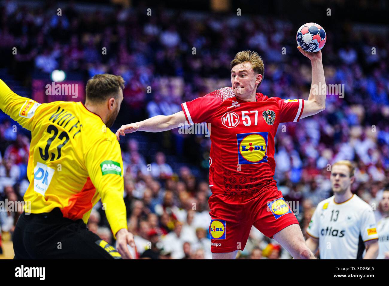 Wurf/Tor Jakob Nigg (Oesterreich, #57), Andreas Wolff (Deutschland, #33 ...