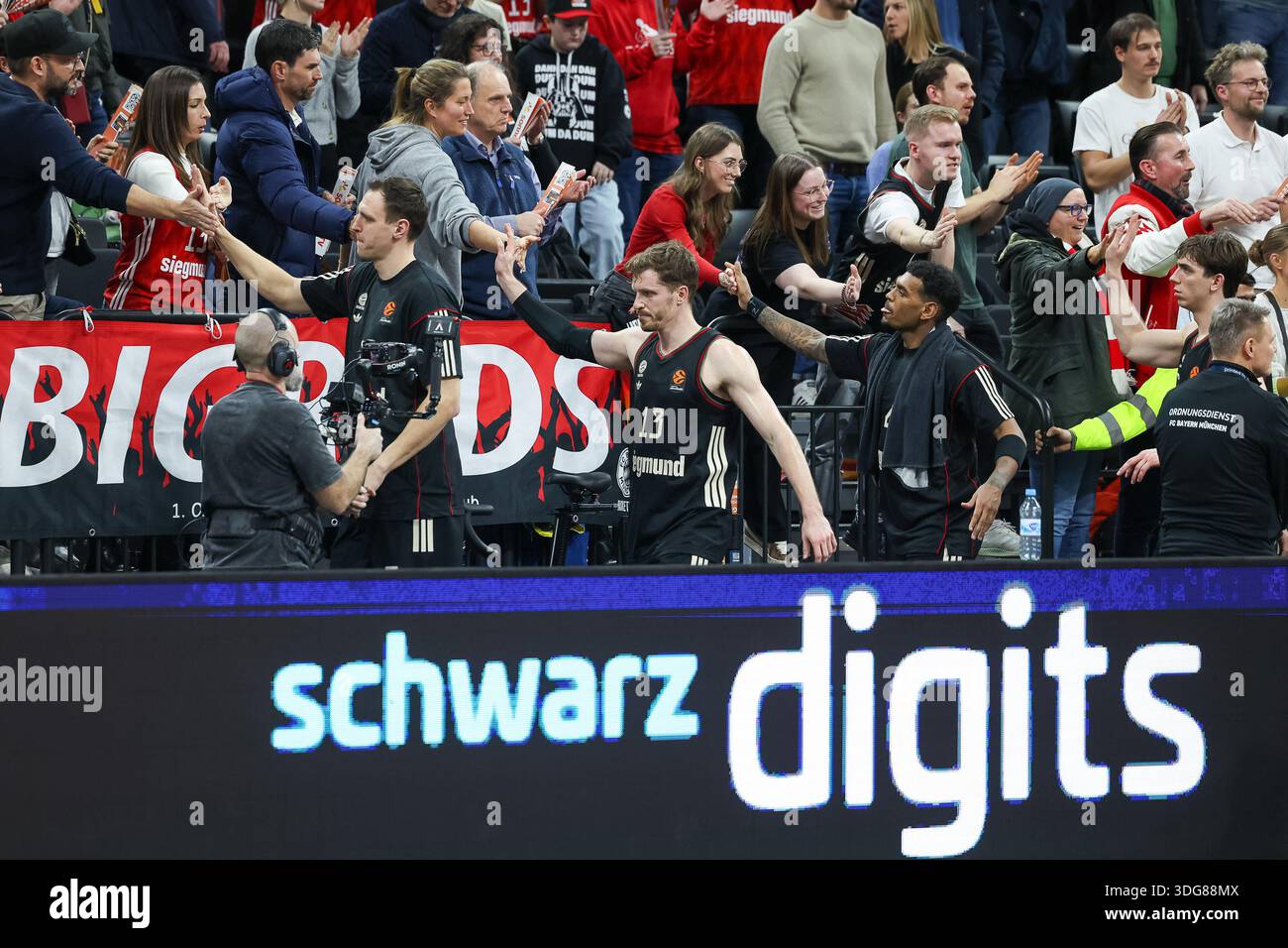 The Bayern players thank the fans [supporters] after the game, Johannes ...