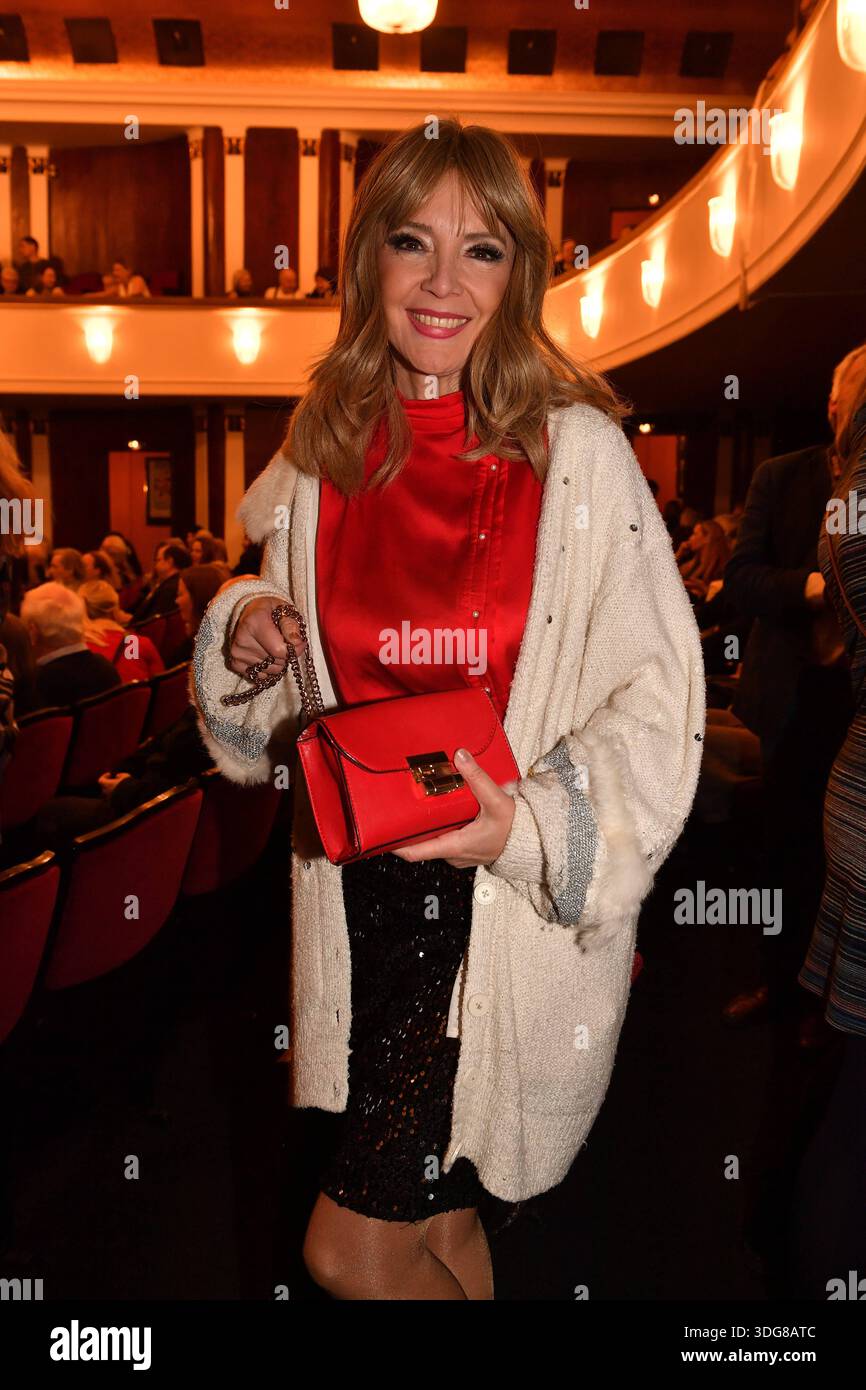 Cornelia Corba / Premiere / Wer schießt auf Frau Hummel / Komödie im ...