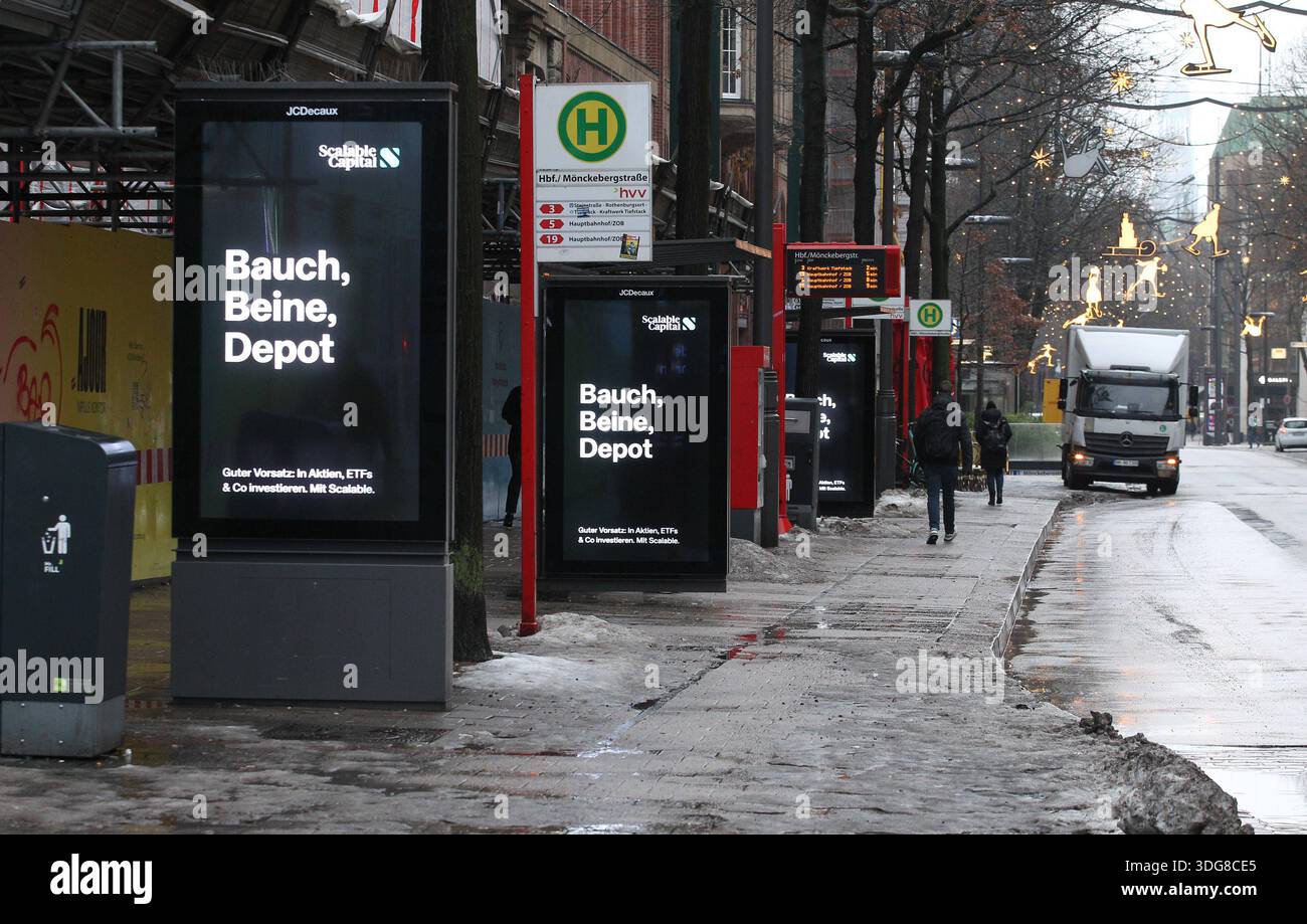 Mehrere Werbetafeln von JCDecaux an der Bushaltestelle Hauptbahnhof ...