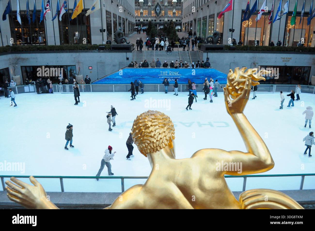 People ice skate in front of the Prometheus sculpture in Rockefeller ...