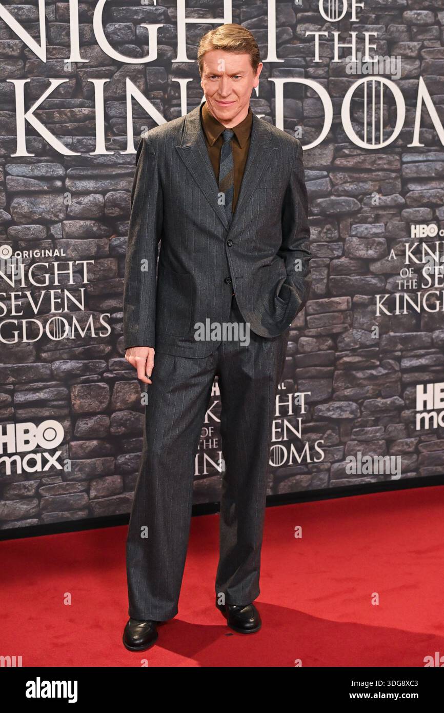 Sam Spruell on the red carpet of the premiere Knight of the seven ...