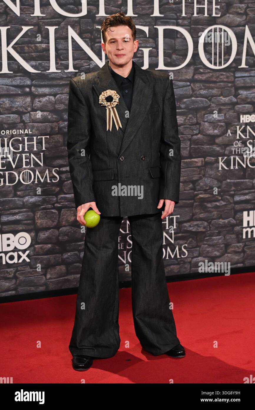 Shaun Thomas on the red carpet of the premiere Knight of the seven ...