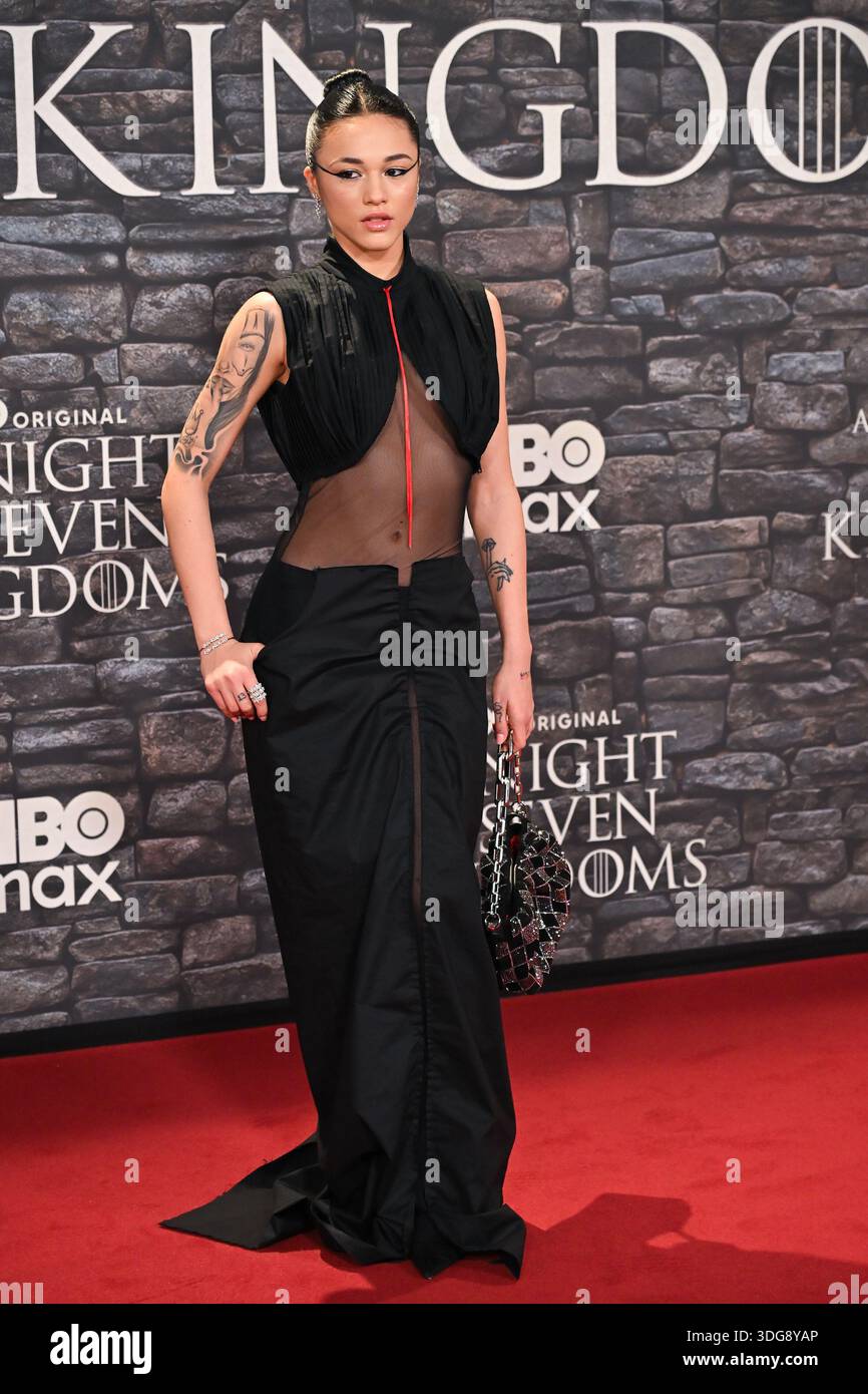 Maria Esposito on the red carpet of the premiere Knight of the seven ...