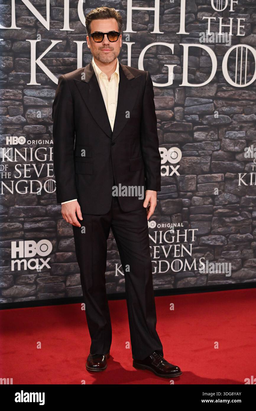 Daniel Ings on the red carpet of the premiere Knight of the seven ...