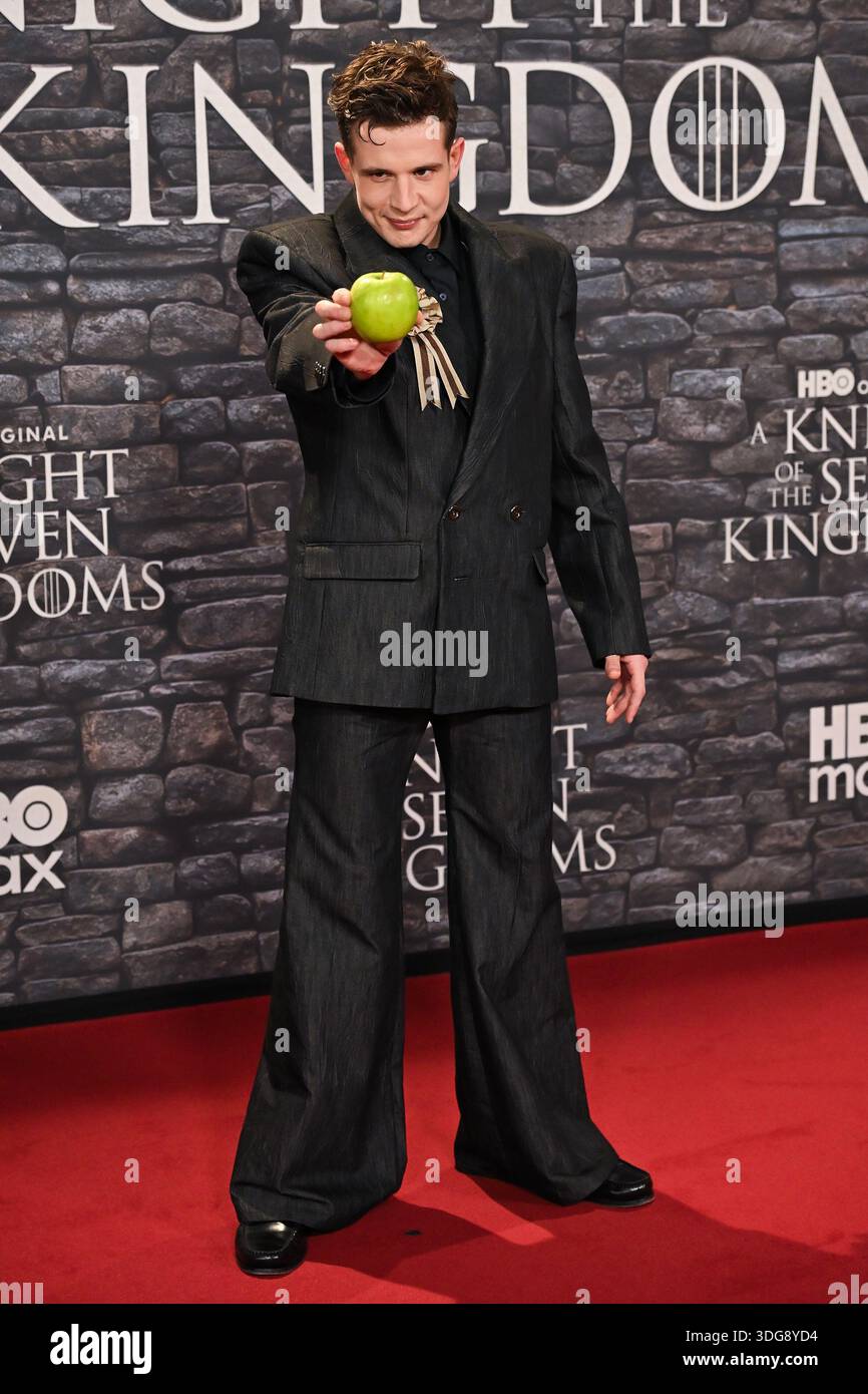 Shaun Thomas on the red carpet of the premiere Knight of the seven ...