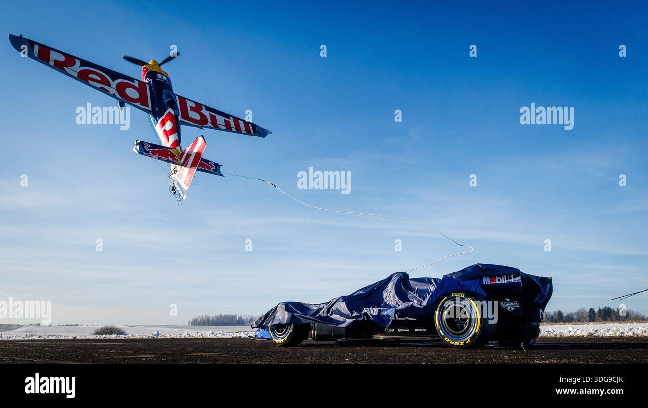 Czech pilot Martin Šonka unveiled Oracle Red Bull Racing's 2026 Formula ...