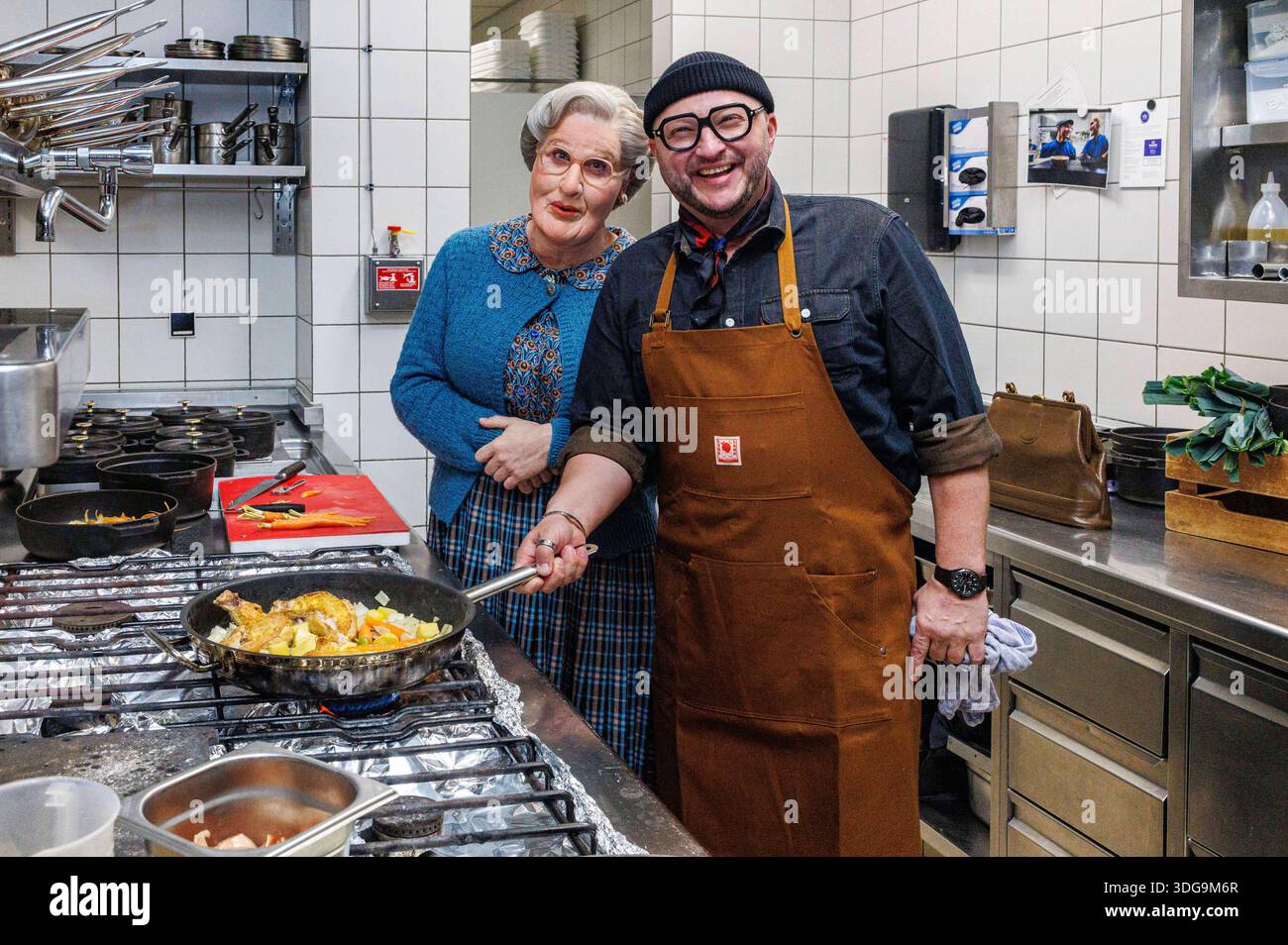 Mrs. Doubtfire / Dustin Smailes und Sebastian Lege beim Zubereiten ...