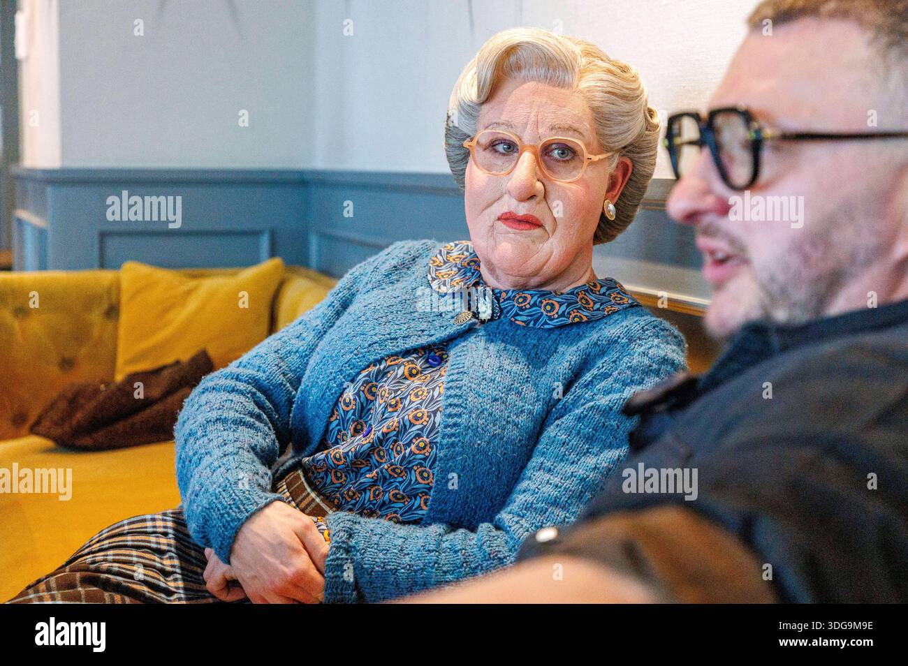 Mrs. Doubtfire / Dustin Smailes und Sebastian Lege beim Zubereiten ...