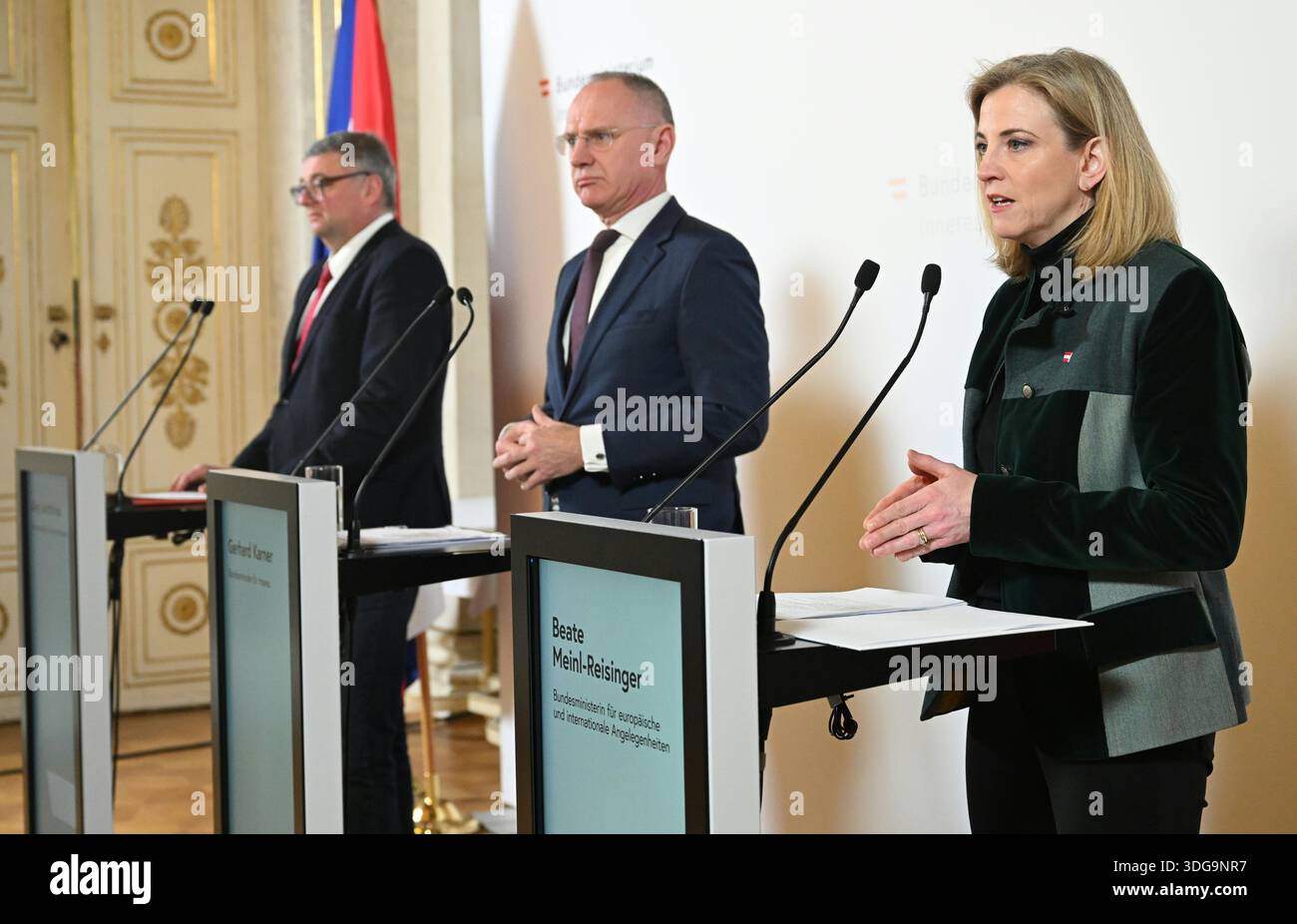 State Secretary Jörg Leichtfried (SPÖ), ÖVP Interior Minister Gerhard ...