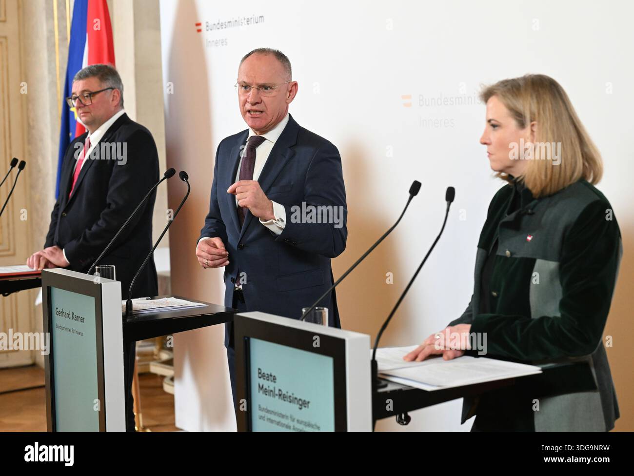 State Secretary Jörg Leichtfried (SPÖ), ÖVP Interior Minister Gerhard ...
