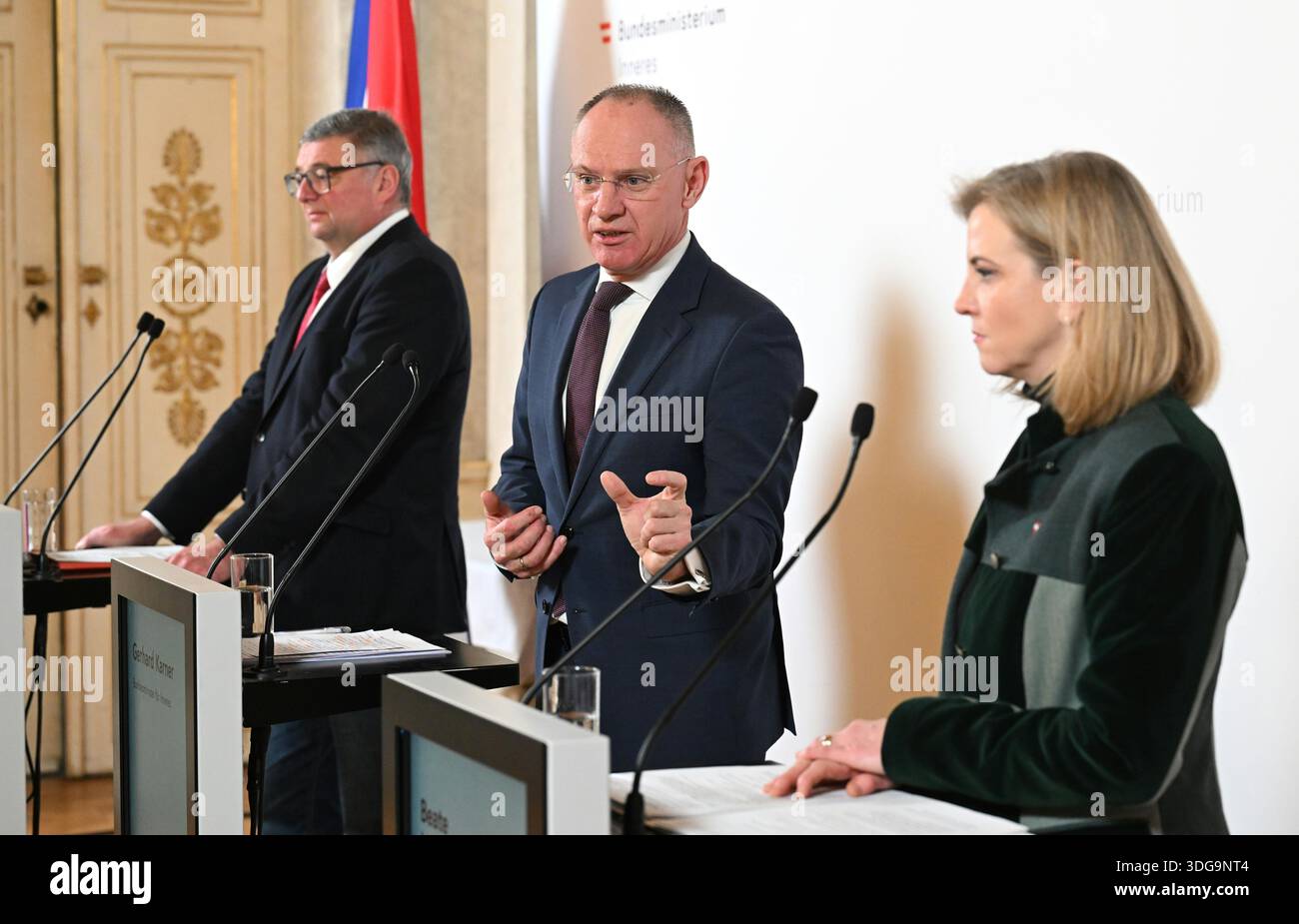 State Secretary Jörg Leichtfried (SPÖ), ÖVP Interior Minister Gerhard ...