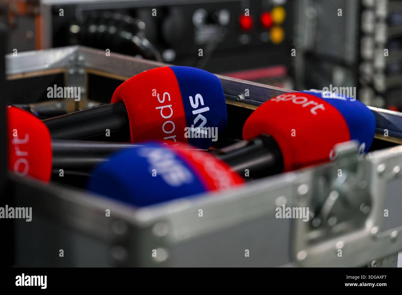 Augsburg, Germany. 15th Jan, 2026. Soccer: Bundesliga, FC Augsburg - 1 ...