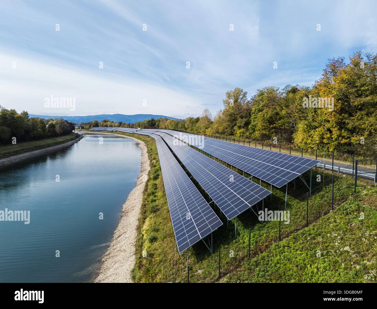 Solar panels line riverbank hi-res stock photography and images - Alamy