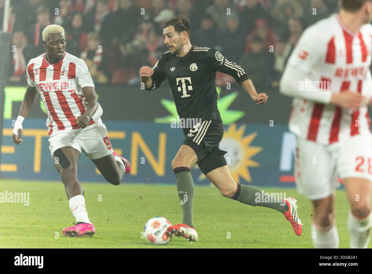 Koeln, Germany. 14th Jan, 2026. Leon Goretzka (FCB) am Ball neben ...