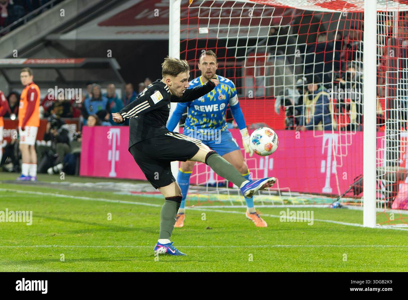 Koeln, Germany. 14th Jan, 2026. Lennart Karl (FCB) vor dem Tor von ...