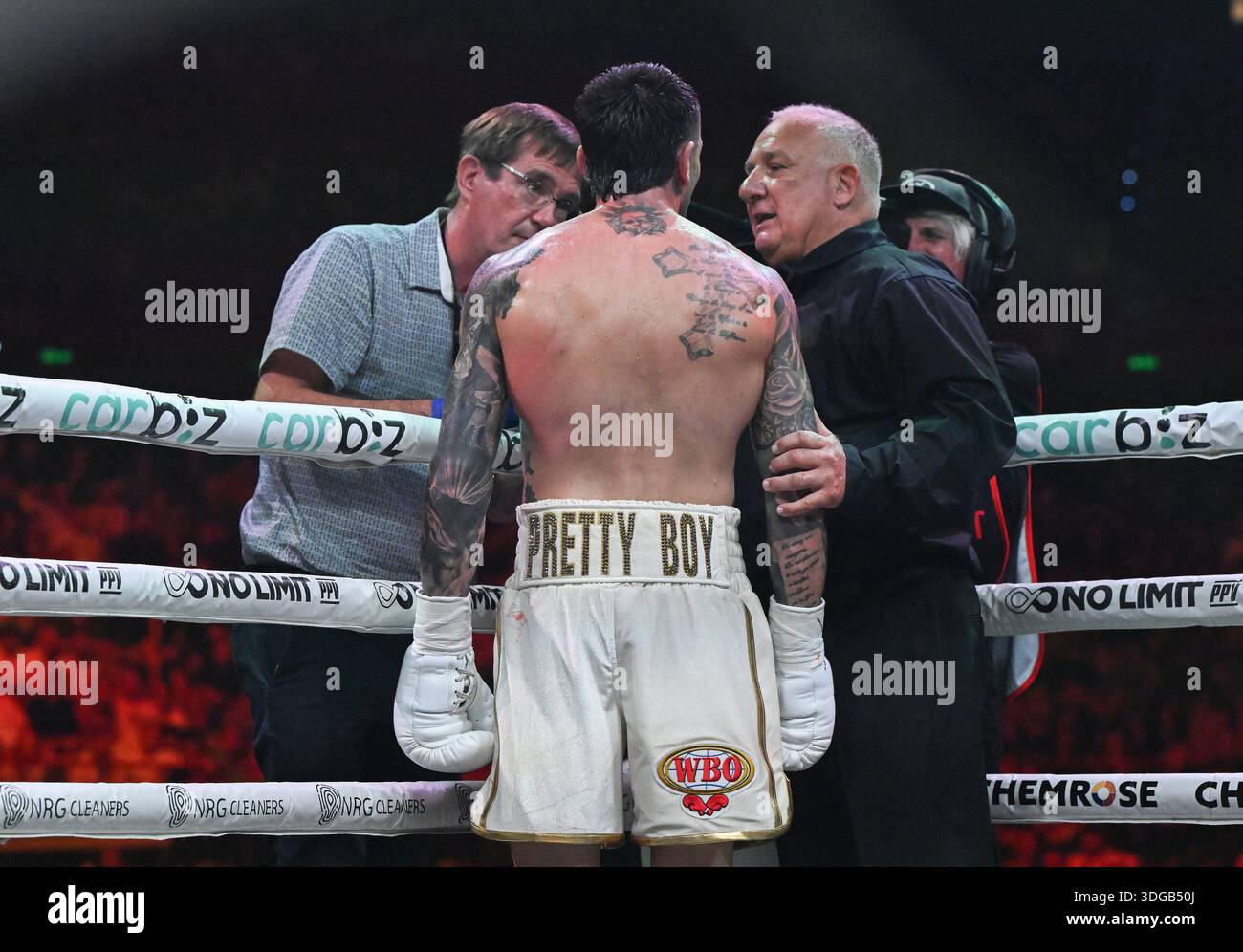 Brisbane, Australia. 16th Jan, 2026. The ringside doctor and referee ...