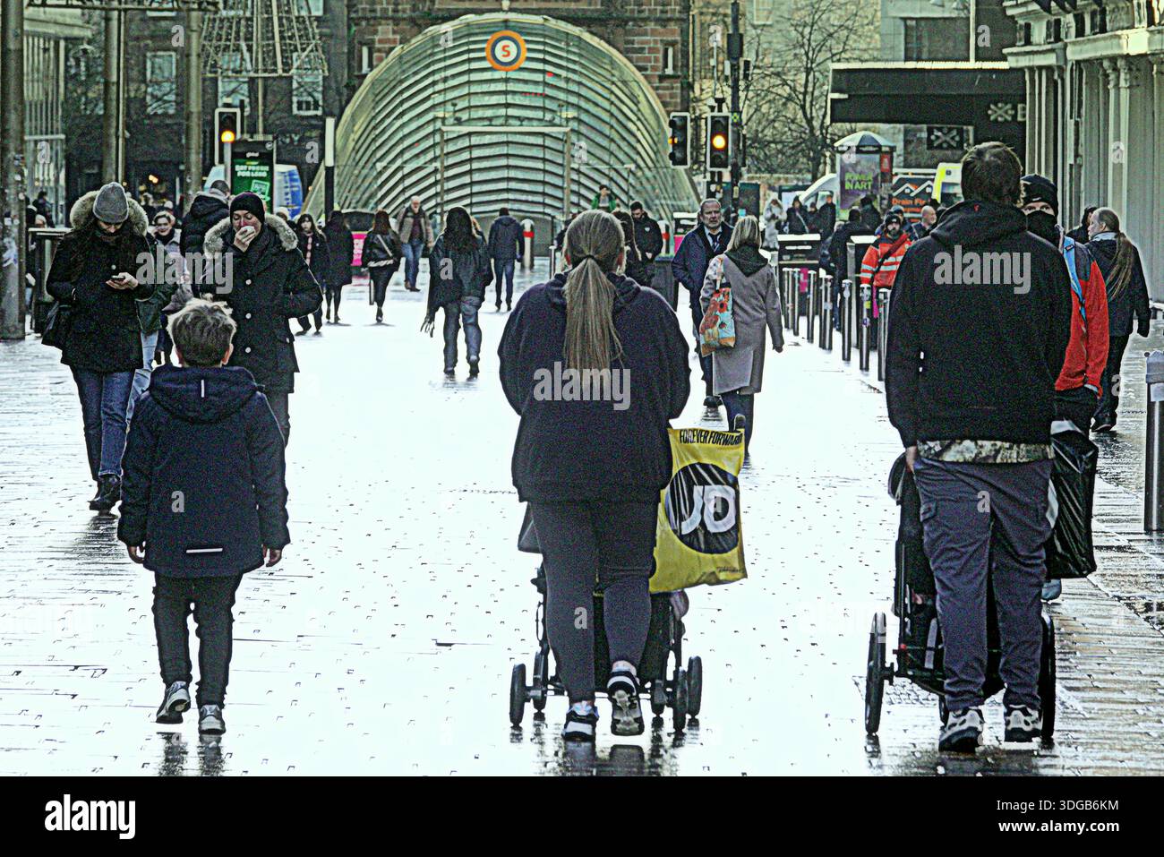 Glasgow, Scotland, UK. 16th January, 2026. UK Weather: Cold start over ...