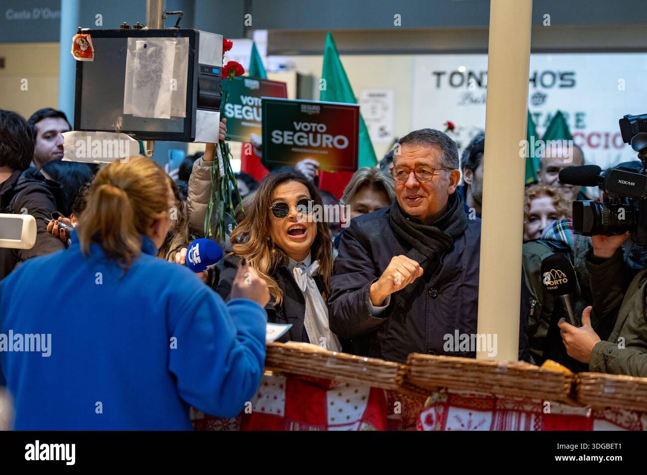 Porto, Portugal. 16th Jan, 2026. José Seguro and his wife, Maria ...