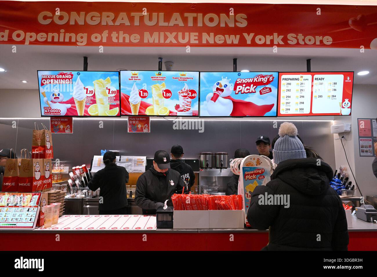 New York, USA. 15th Jan, 2026. Mixue employees prepare customer orders ...