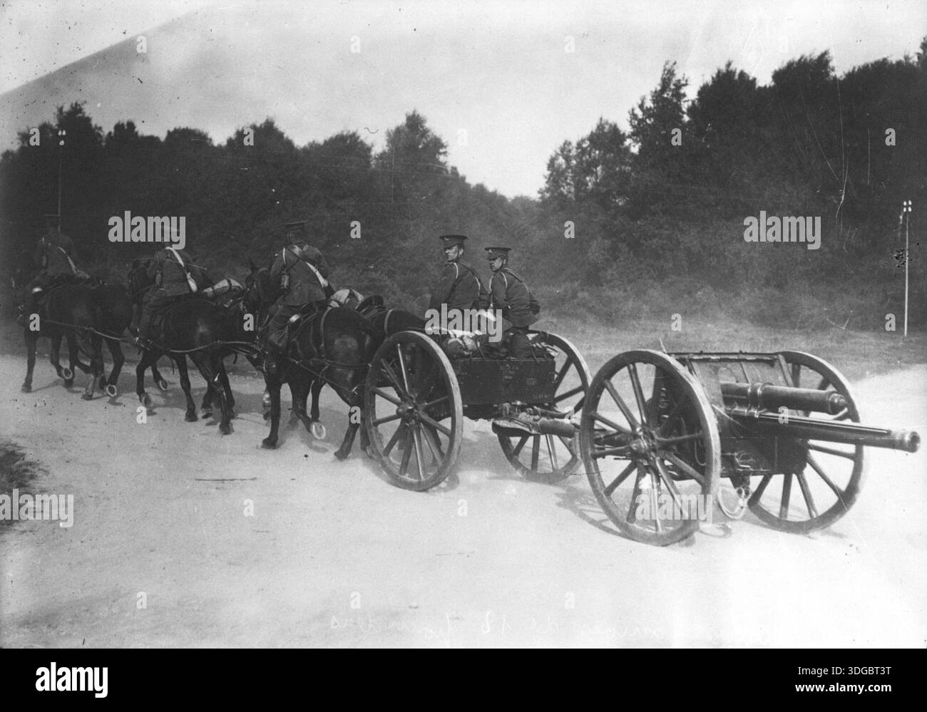 British 18-pounder field guns with soldiers and horses in August 1914 ...