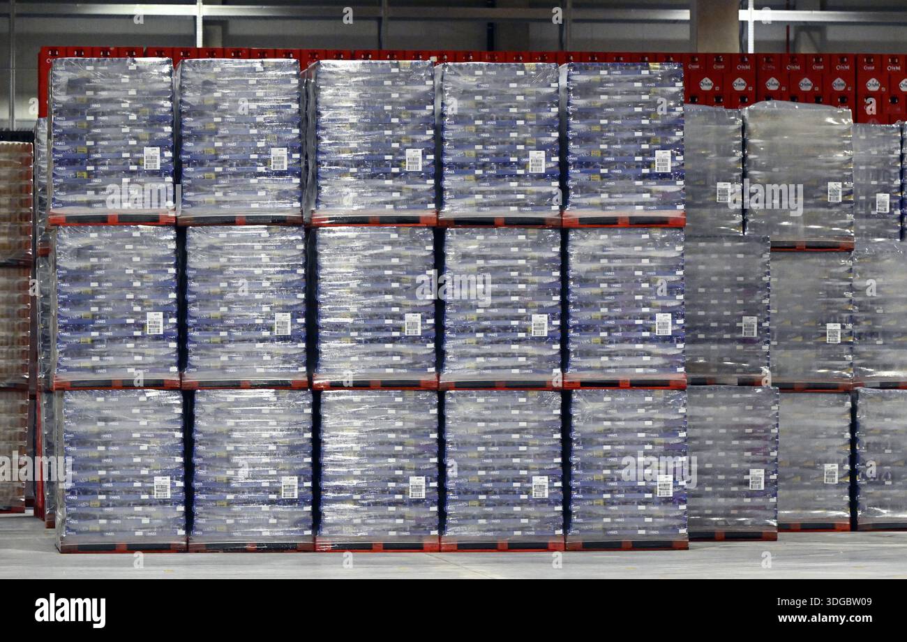 Alken, Belgium. 16th Jan, 2026. Pallets of Maes crates of beers ...