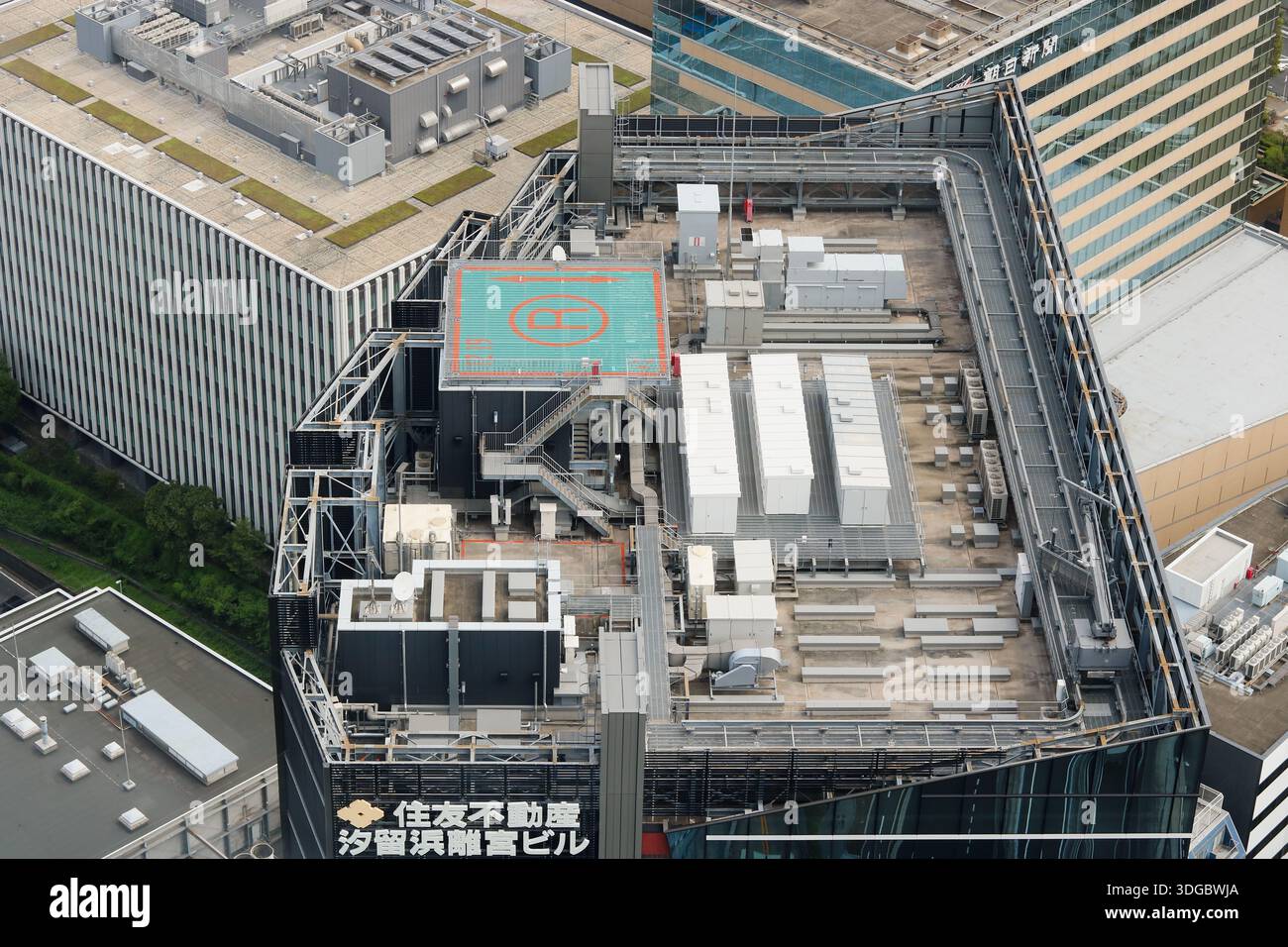 TOKYO, JAPAN - 28/9/2025: Overhead view of Shiodome area including an ...