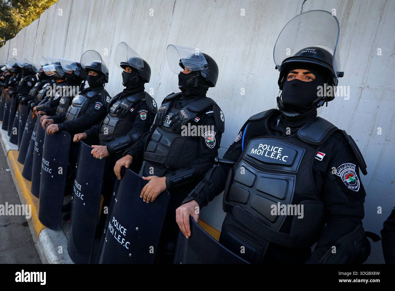 Baghdad, Iraq. 16th Jan, 2026. Iraqi security forces stand guard in ...