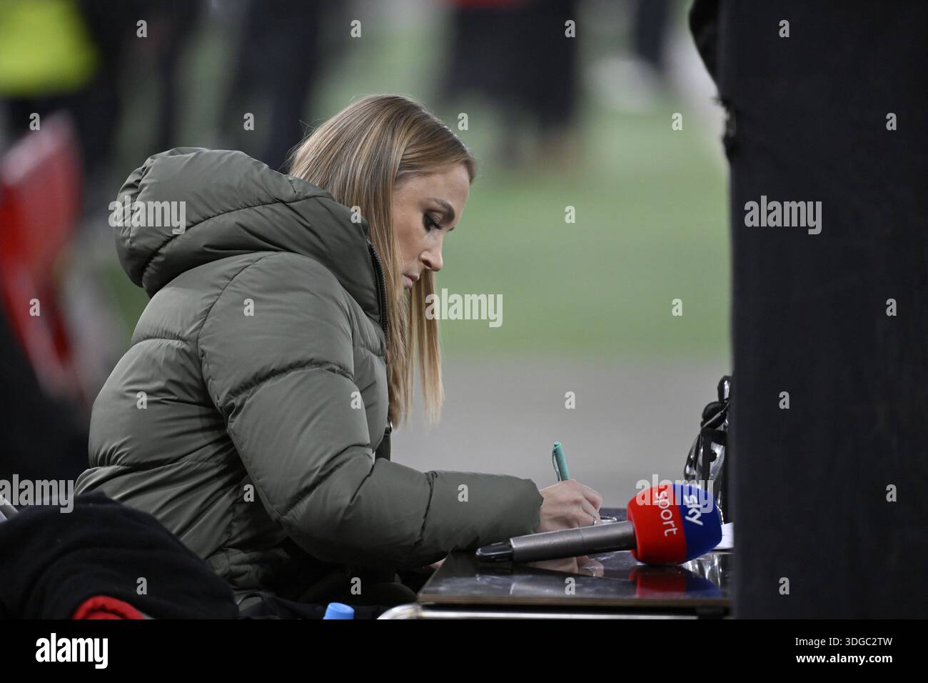 SKY presenter reporter Nele Ocik formerly Schenker concentrates on ...
