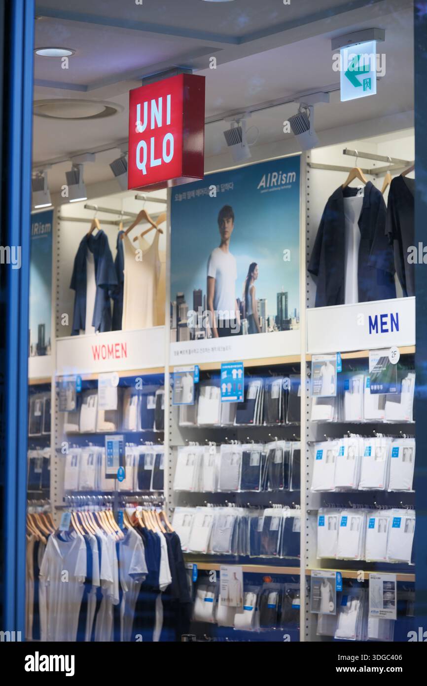 Uniqlo window display hi-res stock photography and images - Alamy