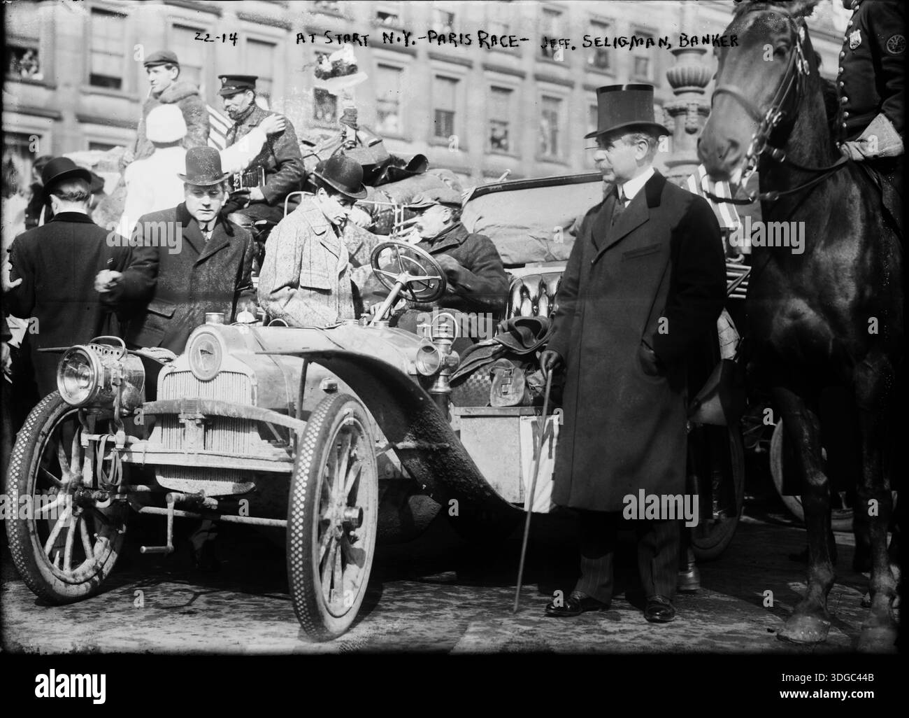 Men in top hats paris 1900s hi-res stock photography and images - Alamy