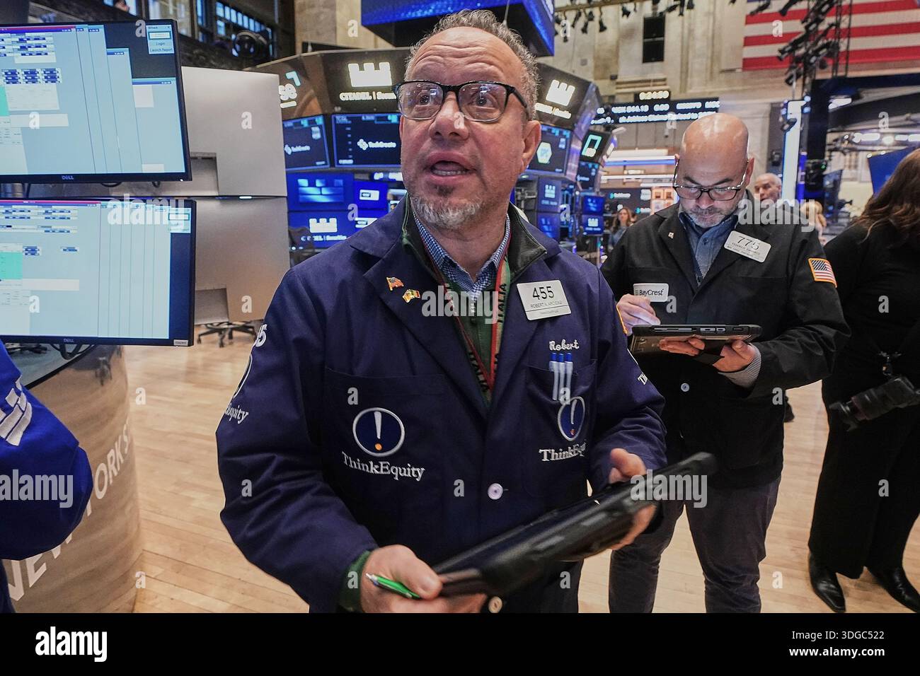 Traders Robert Arciero, center, and Fred Demarco work on the floor of ...