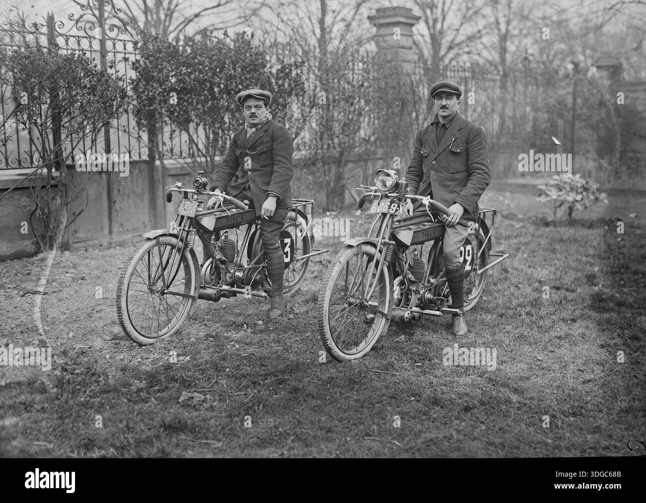 Motorcyclists group portraits hi-res stock photography and images - Alamy