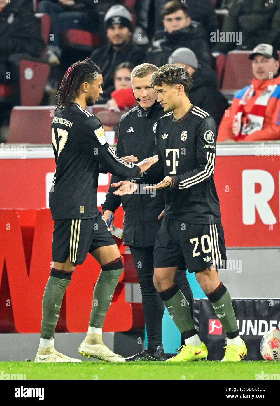 Substitution Michael Olise for Tom Bischof (Bayern, right) Cologne ...