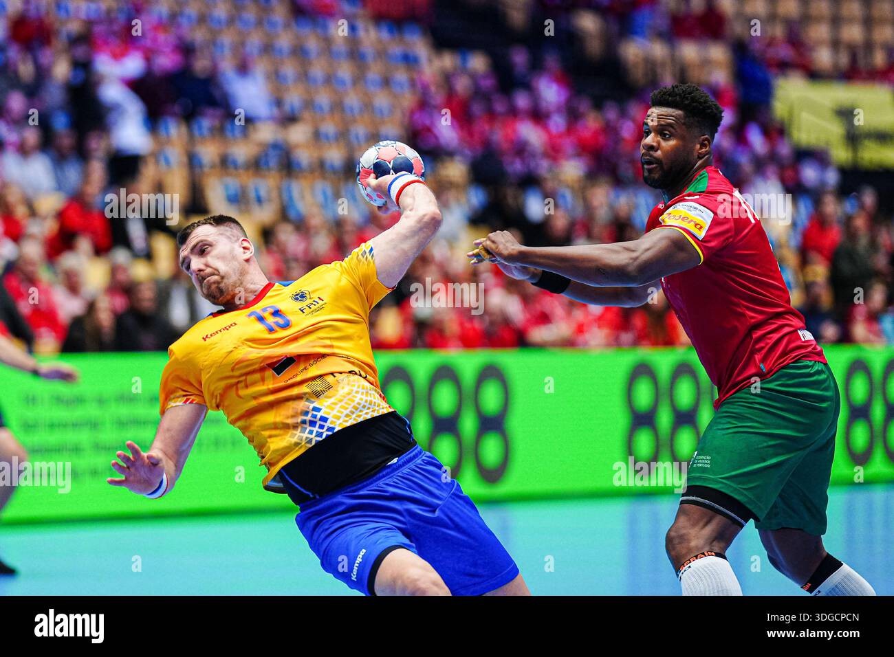 Wurf/Tor Radu Ghita (Rumaenien, #13) DEN, Portugal vs. Rumaenien ...