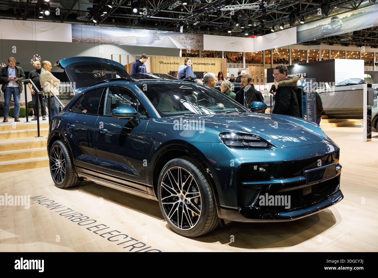 The Frauscher x Porsche 790 Spectre alongside a Porsche Macan Turbo ...