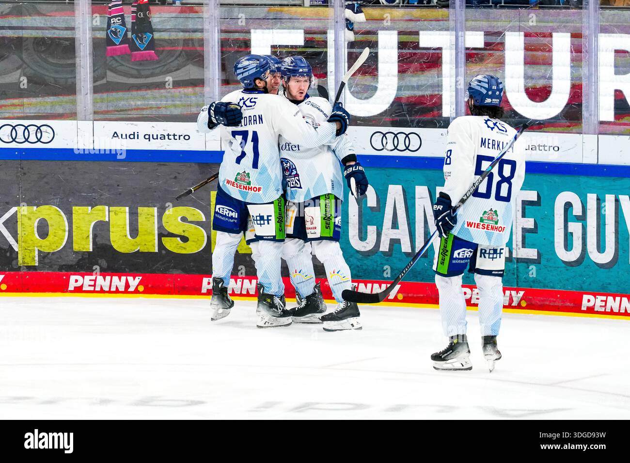 Tyler Madden (Straubing Tigers, 18) during the goal celebration after ...