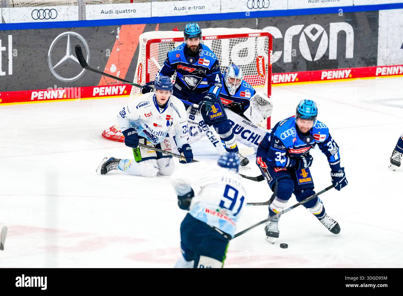 On their knees Stefan Loibl (Straubing Tigers, 38), Morgan Ellis (ERC ...