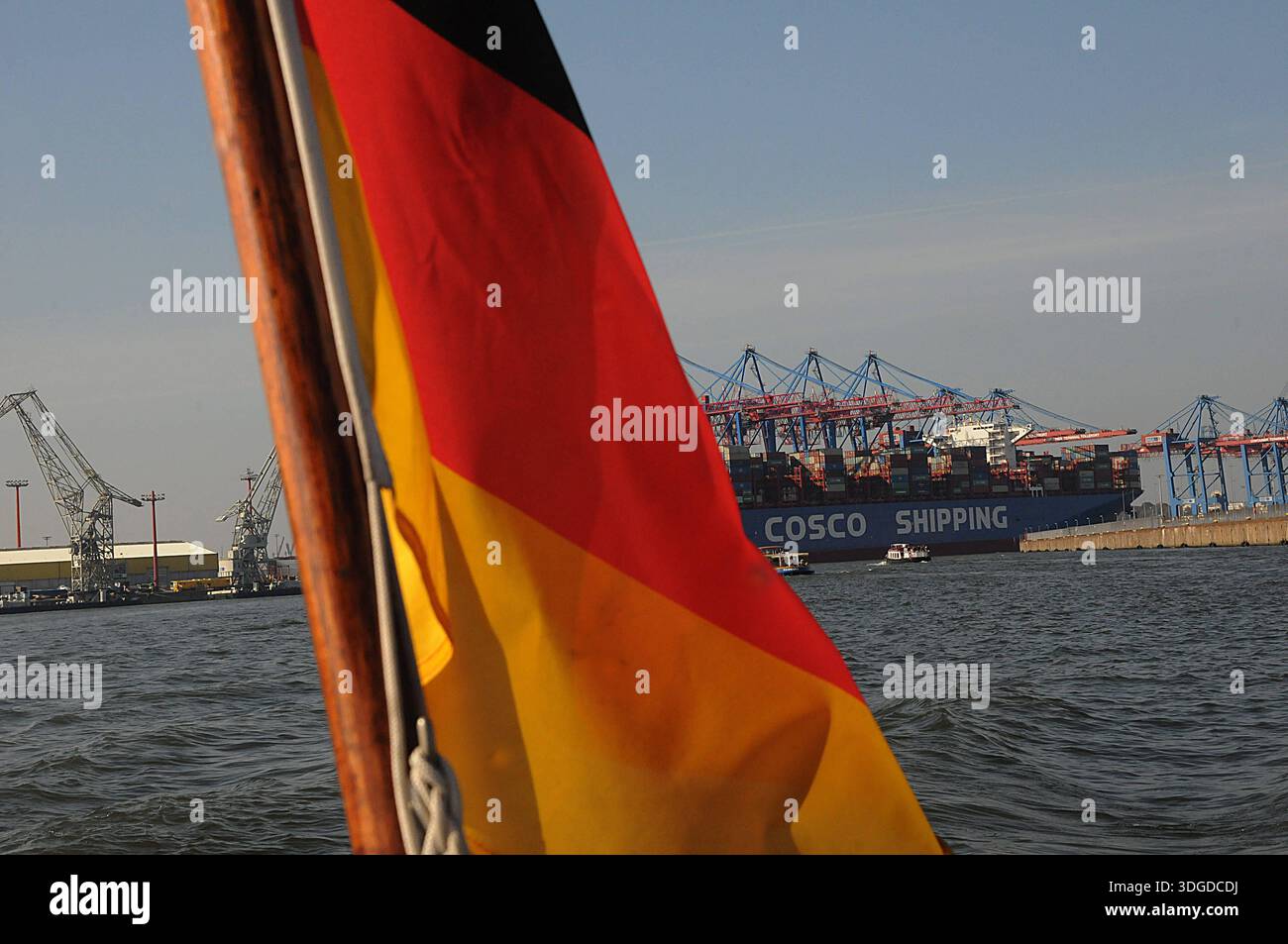 Hamburg /Germany. 06. October 2018..Working loading contain on Cosco ...